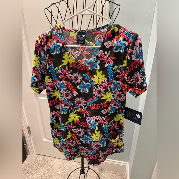zoe+ chloe | Tops | Zoe Chloe Small S Bright Floral Bloom Boom Scrub ...